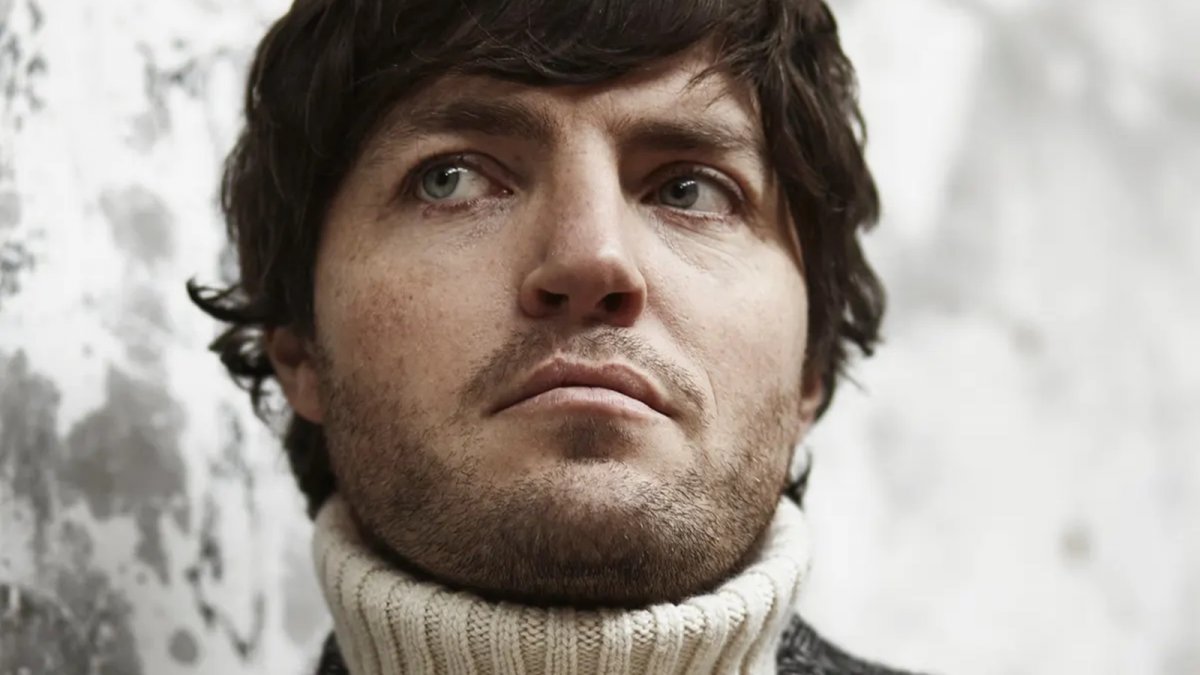 Tom Burke ha chiesto un media training per rispondere alle domande su J ...