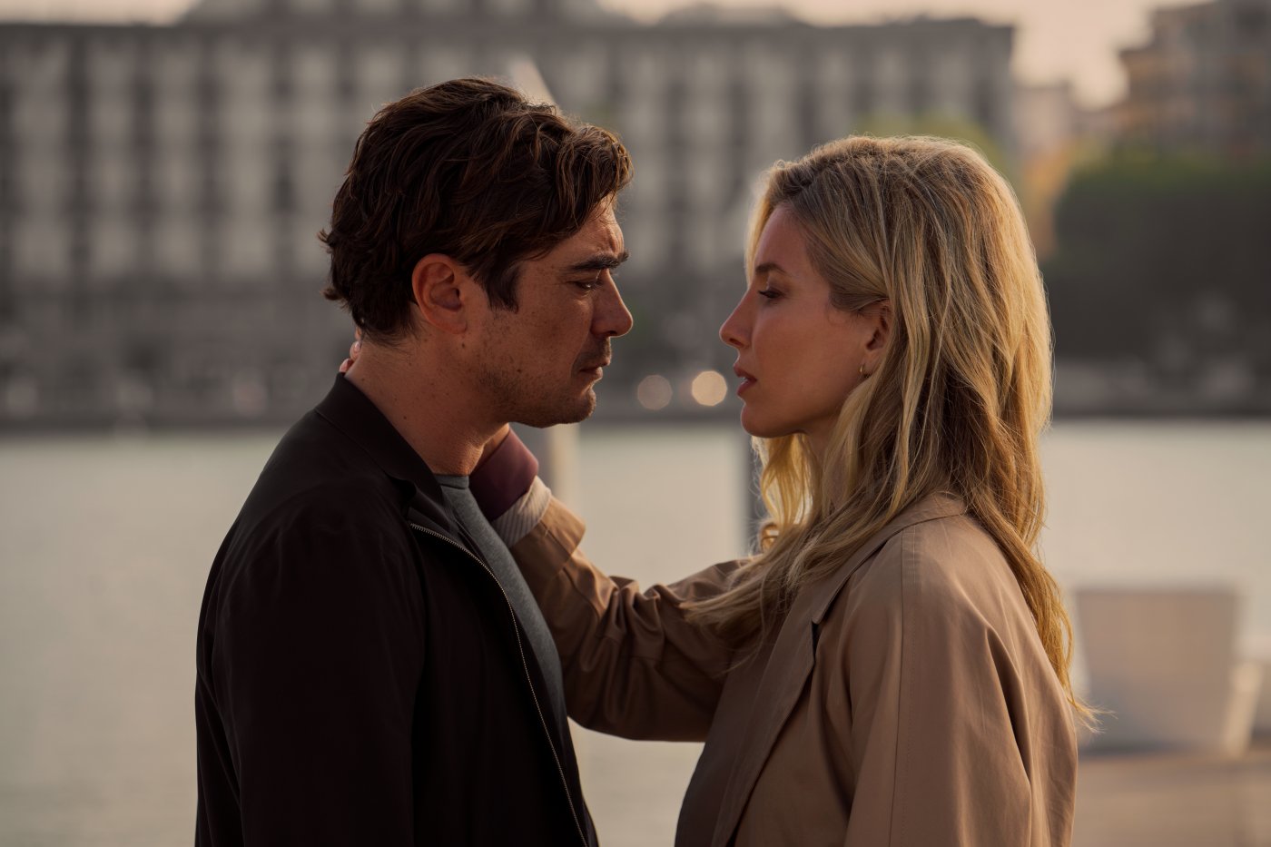Svaniti nella notte, la recensione del film Netflix con Riccardo Scamarcio e Annabelle Wallis ...