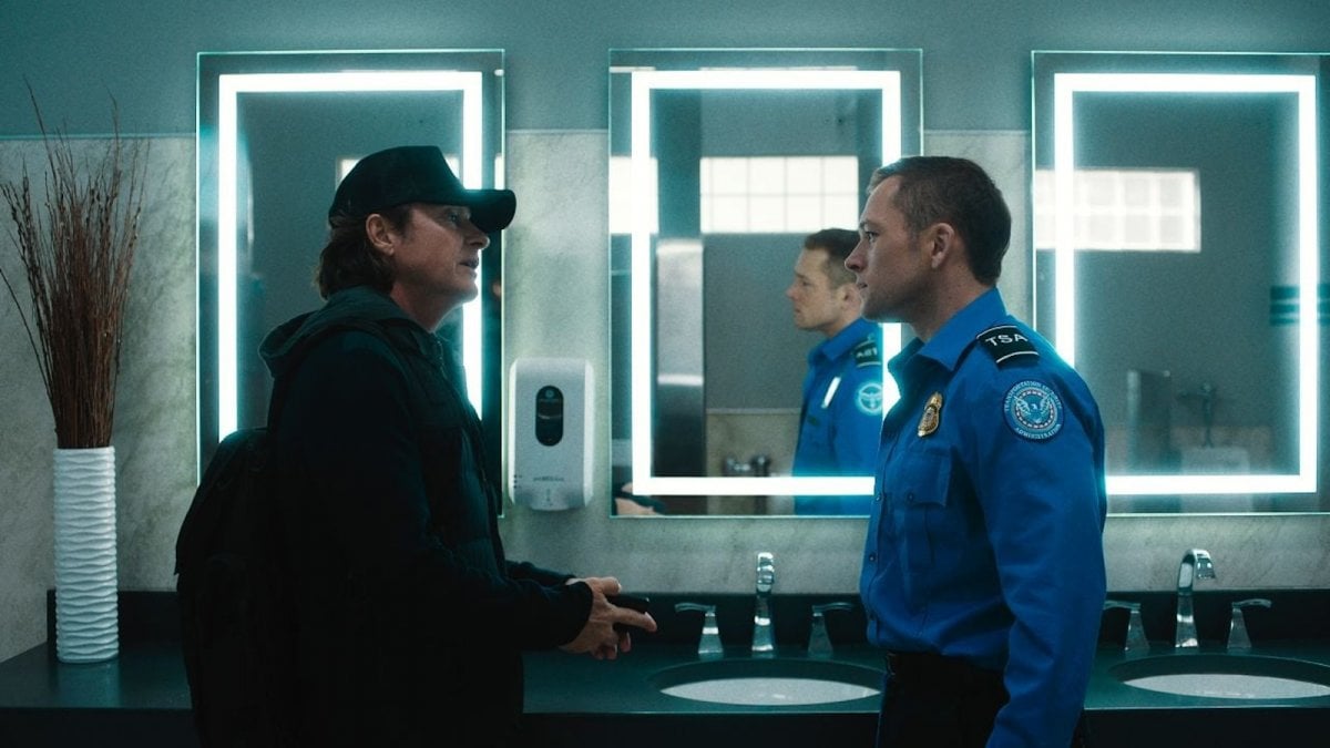 Carry-On è il film più visto al debutto su Netflix nel 2024, di cosa ...