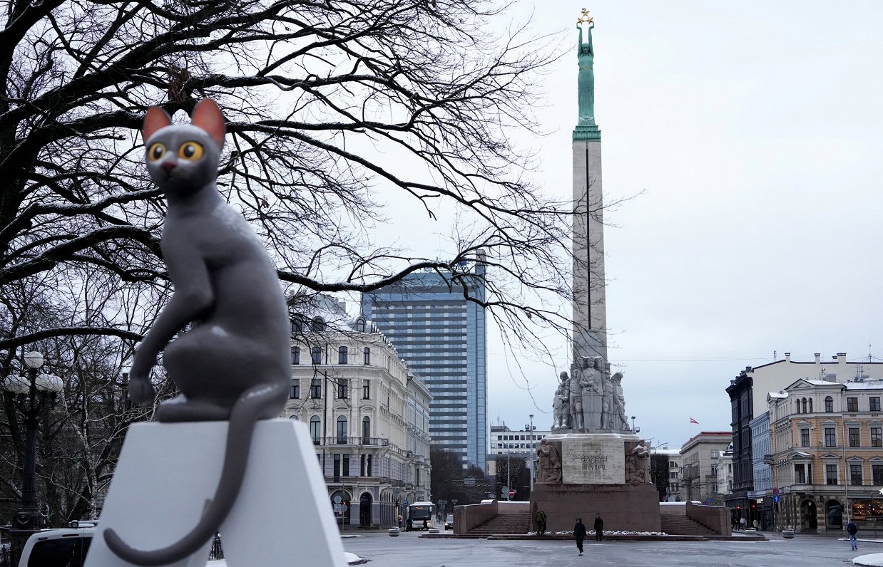 Flow - Un mondo da salvare, una statua del protagonista felino è ...