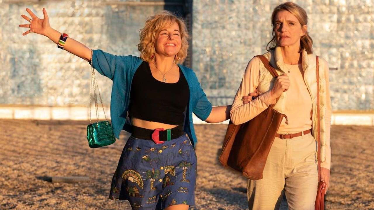 Amiche alle Cicladi, la recensione: una commedia degli opposti tutta al ...