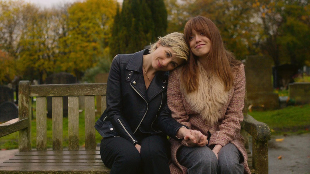 Aimee Lou Wood e Angelina Jolie insieme nel film Anxious People di Marc ...
