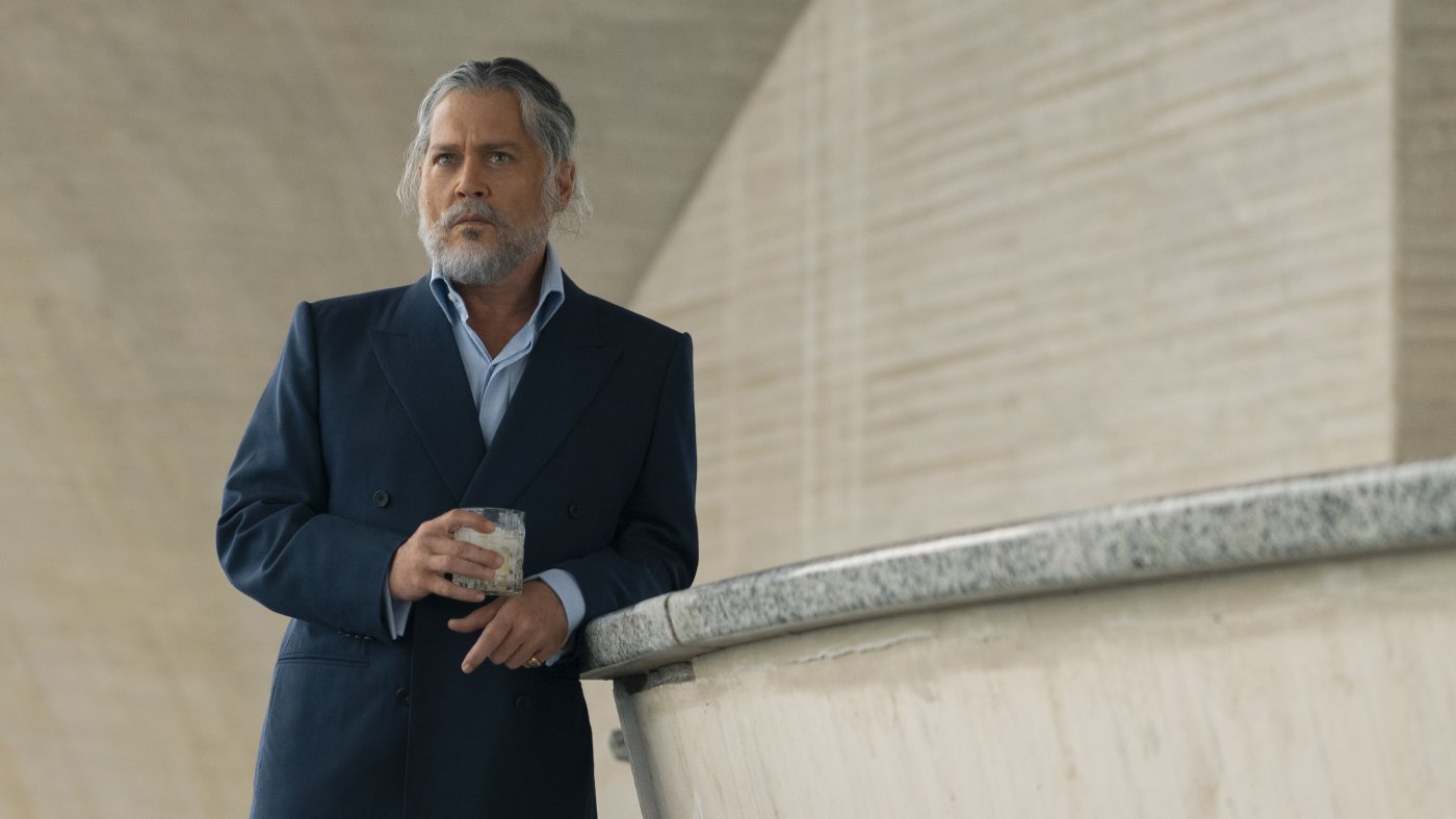 Johnny Depp quasi irriconoscibile sul set di Day Drinker, ecco la prima ...