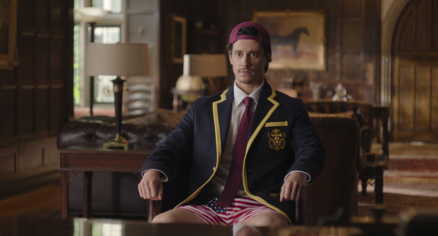 Overcompensating, la recensione della serie Prime Video creata e ...