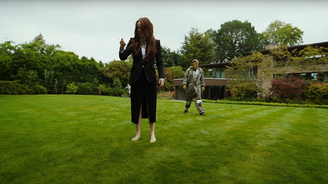 Bugonia, la recensione del film di Yorgos Lanthimos con Emma Stone e ...