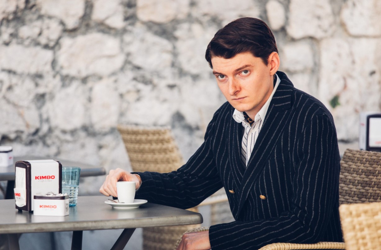 Hotel Costiera, la recensione della serie Prime Video con Jesse ...