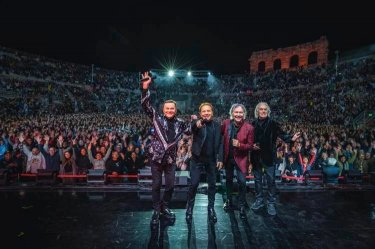 Pooh 60 su Canale 5: scaletta completa e ospiti dello show evento all’Arena